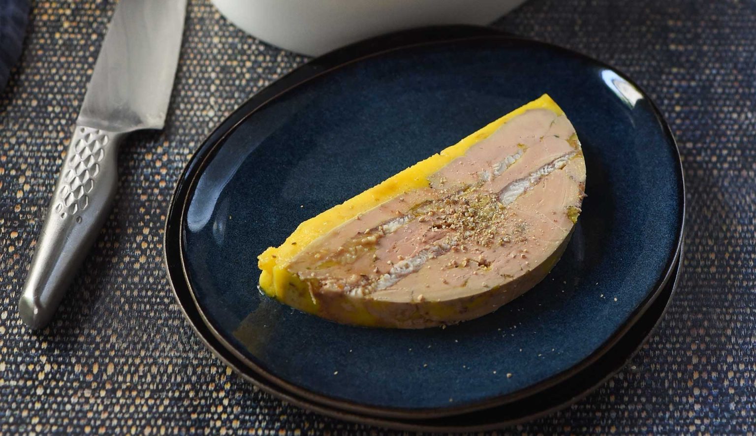 Terrine de foie gras, anguille fumée, confit mangue & abricot